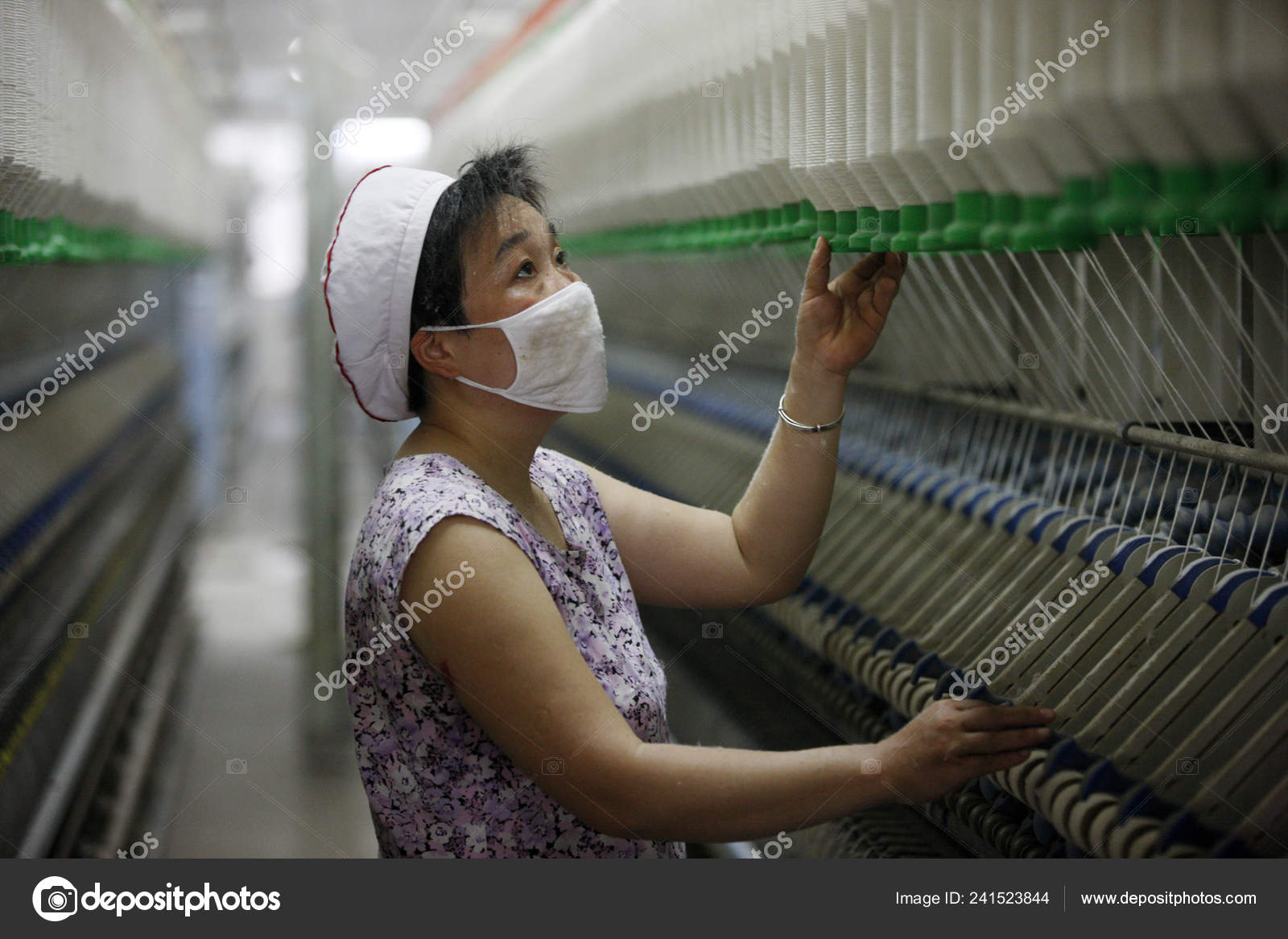 Female Chinese Worker Handles Production Yarn Exported South Korea Textile – Stock Editorial ...