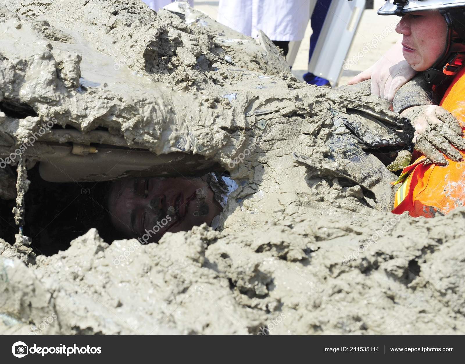 Rescue Crew Members Try Pull Out Female Driver Out Car – Stock ...
