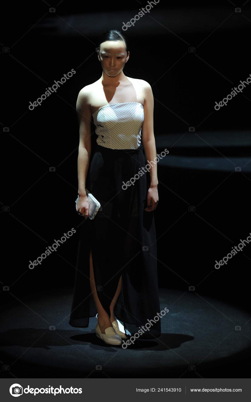 Model Displays New Creation Ekoko Collection Fashion Show China Fashion ...
