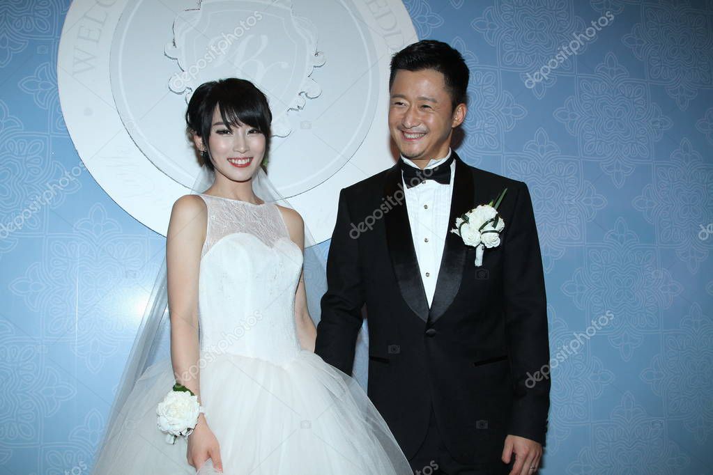 El actor chino Wu Jing, a la derecha, y la presentadora de televisión Xie Nan posan en su ...