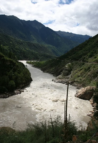 Vista del cañón de Yarlung Zangbo en Motuo, también conocido como Metog ...