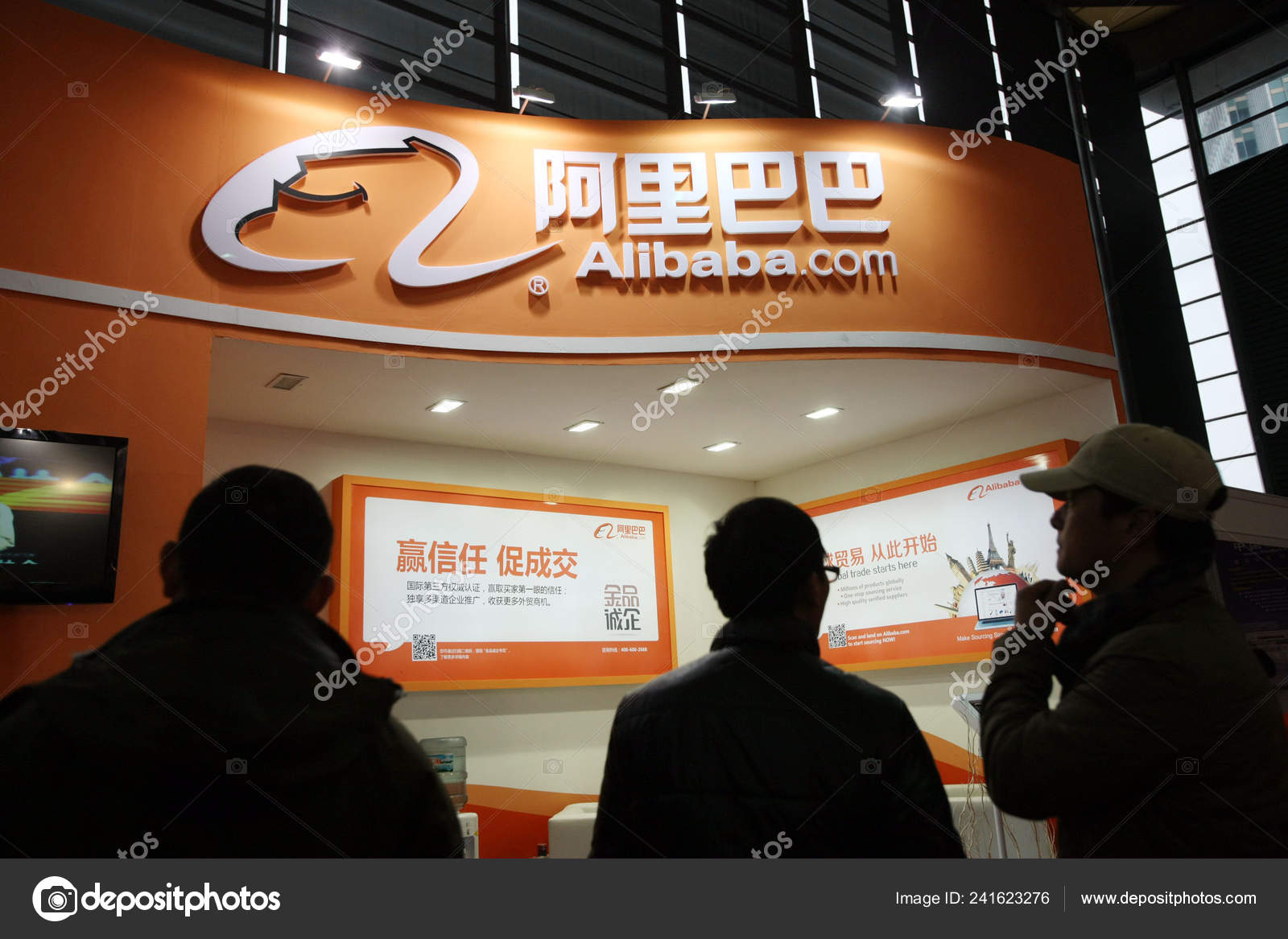 Gente Visita Stand Alibaba Com Durante Una Exposición Shanghai China ...