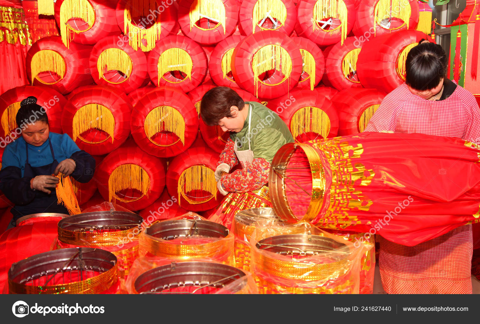 Chinese Workers Make Red Lanterns Spring Festival Lantern Factory ...