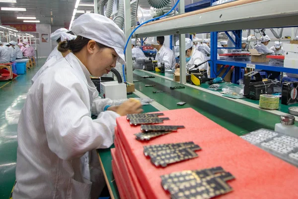 File Chinese Workers Produce Electronic Products Assembly Line Factory Huaying — Stock Editorial ...