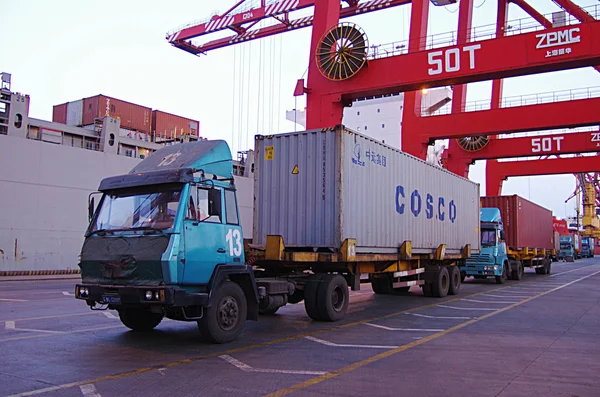 Fotos de Container transshipment, Imagens de Container transshipment ...