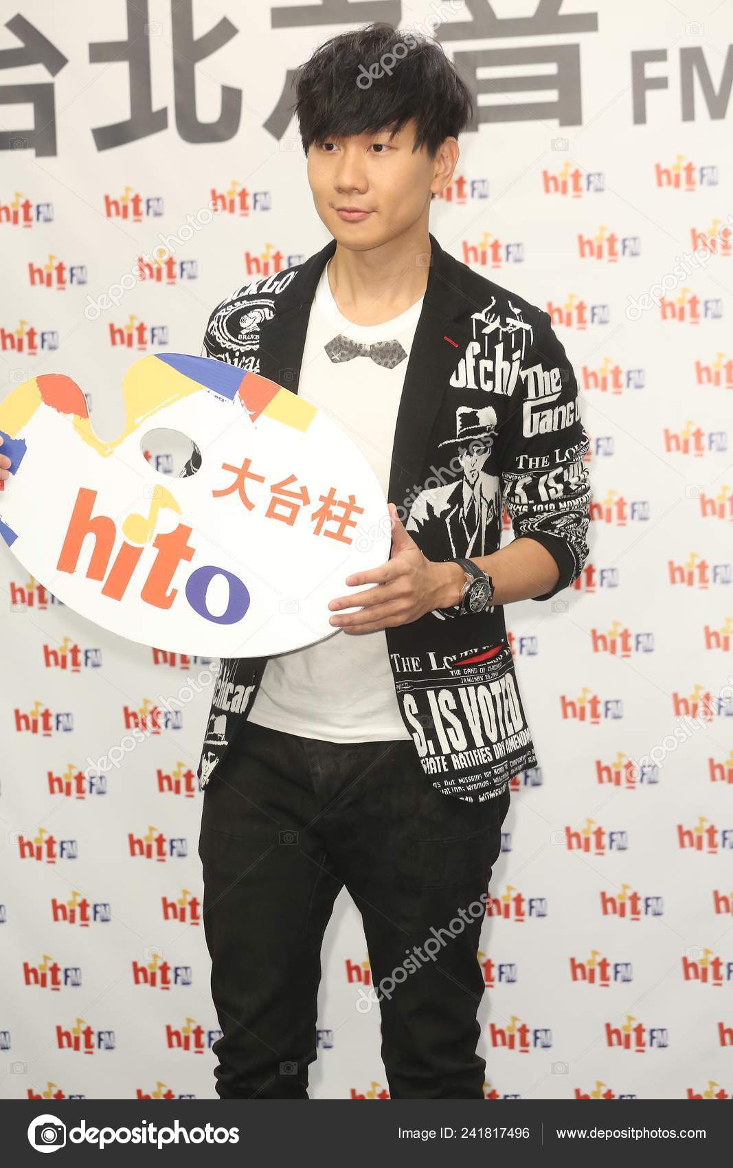 Cantante Singapurense Lin Posa Durante Evento Promocional Para Tarjetas ...