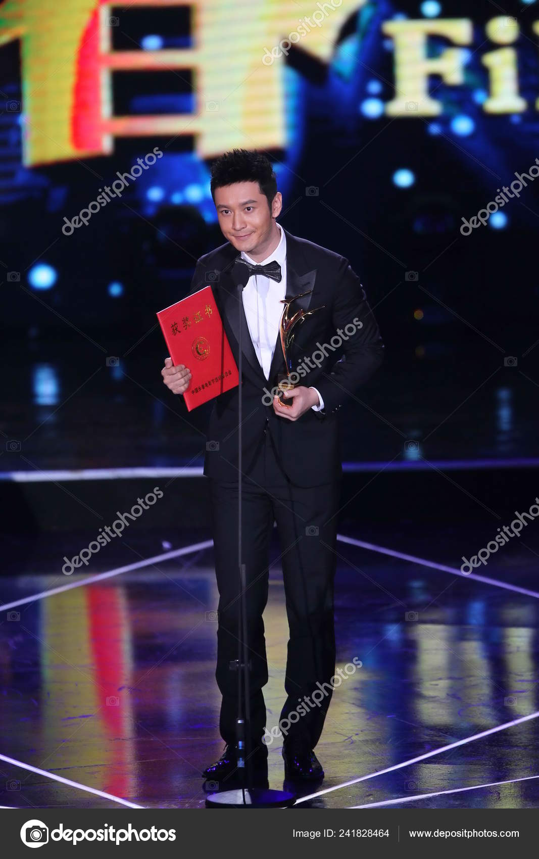 Actor Chino Huang Xiaoming Habla Con Trofeo Mejor Actor Durante — Foto ...