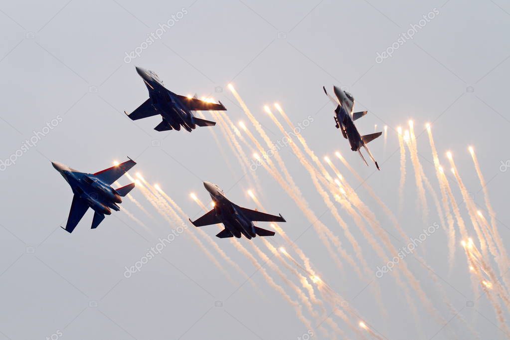 Los aviones de combate Sukhoi Su-27 del equipo acrobático "The Russian ...