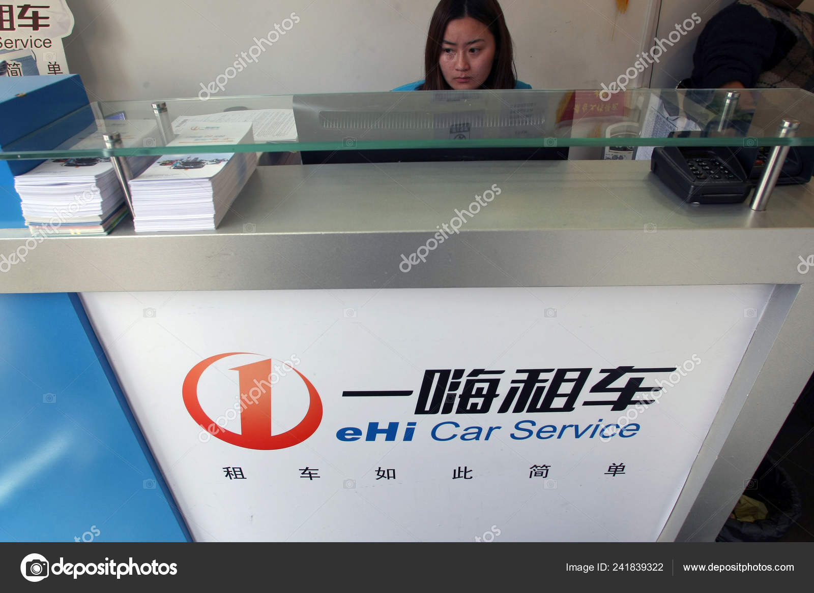 Employee Seen Reception Desk Branch Chinese Car Rental Company Ehi ...
