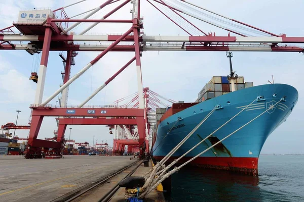 Chinese Workers Moor Mary Maersk Container Ship Maersk Line Port ...