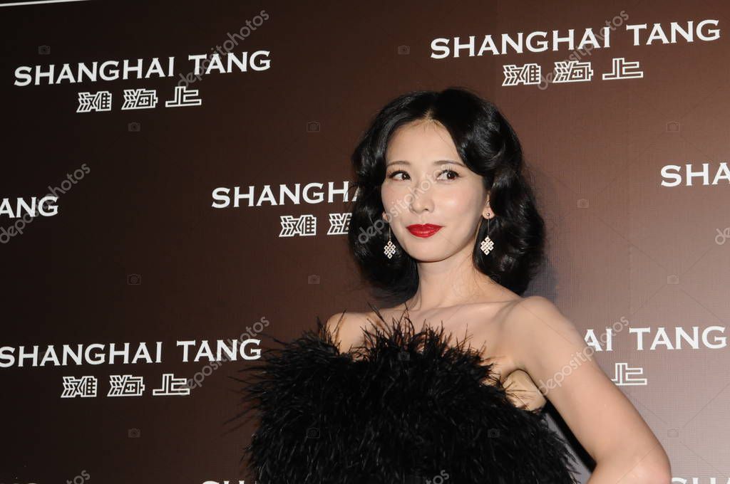 La modelo y actriz taiwanesa Lin Chi-ling posa mientras llega al evento ...