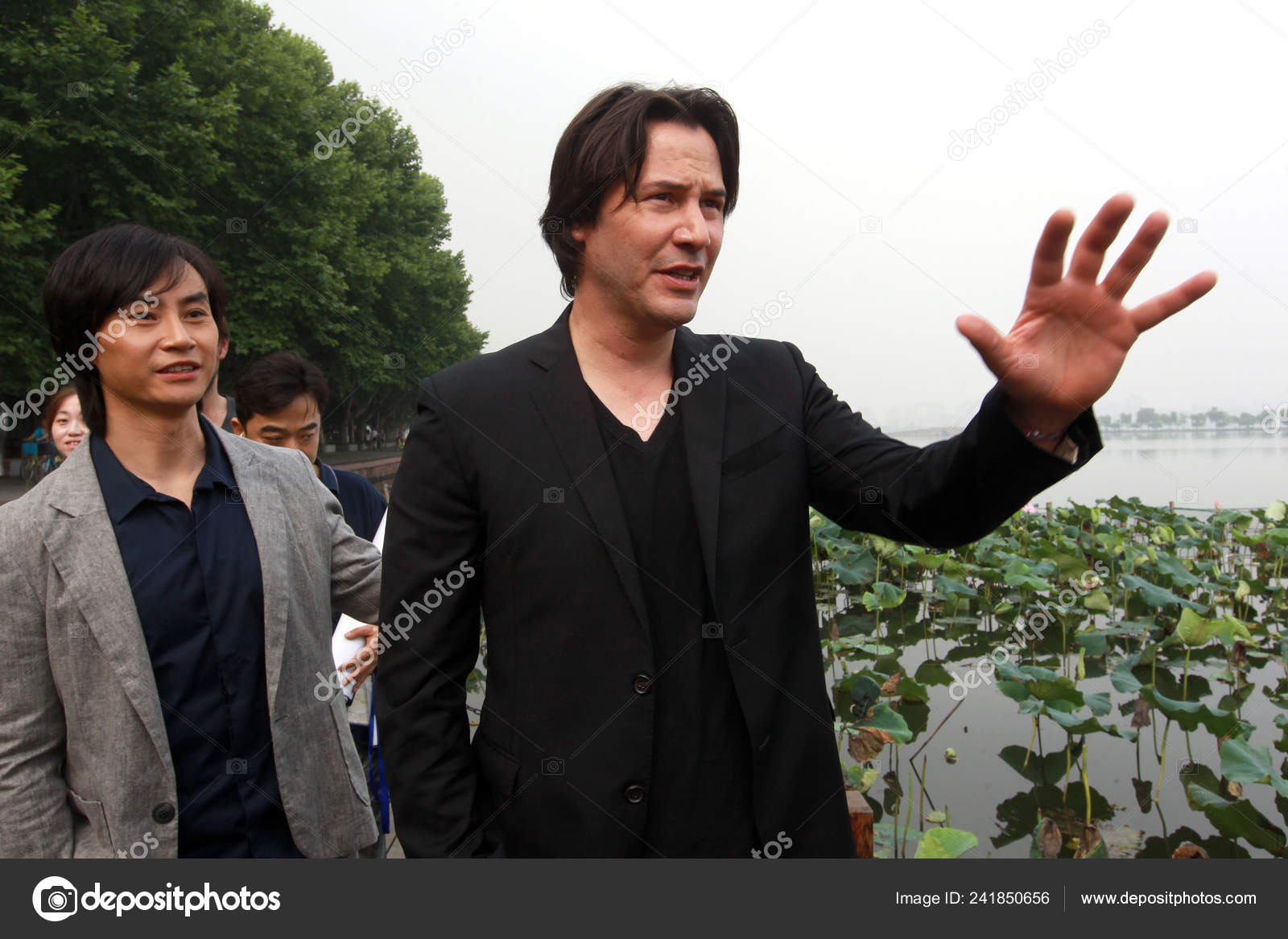 Canadian Actor Director Keanu Reeves Right Speaks Next Chinese Actor ...