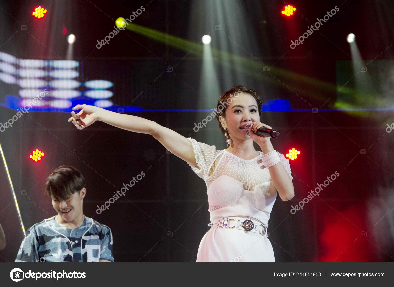Taiwanese Singer Jolin Tsai Performs Chinese Korean Star Gala Yichun ...