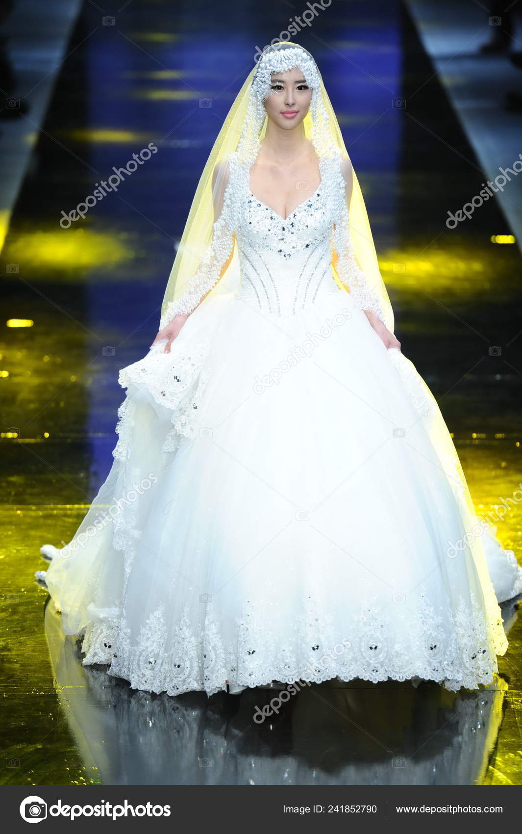 Chinese Model Zhai Ling Displays New Creation Chinese Fashion Designer ...