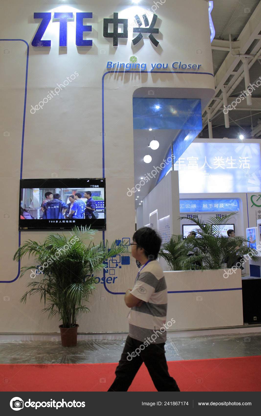 File Chinese Visitor Walks Stand Zte Expo Nanjing East Chinas – Stock Editorial Photo ...