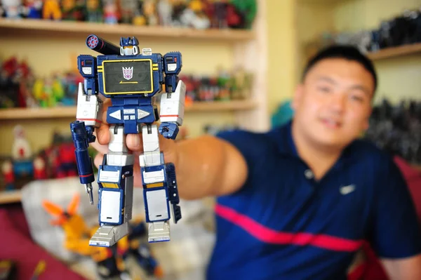Chinese Transformers Fan Wang Geng Shows Model Transformer His Home ...