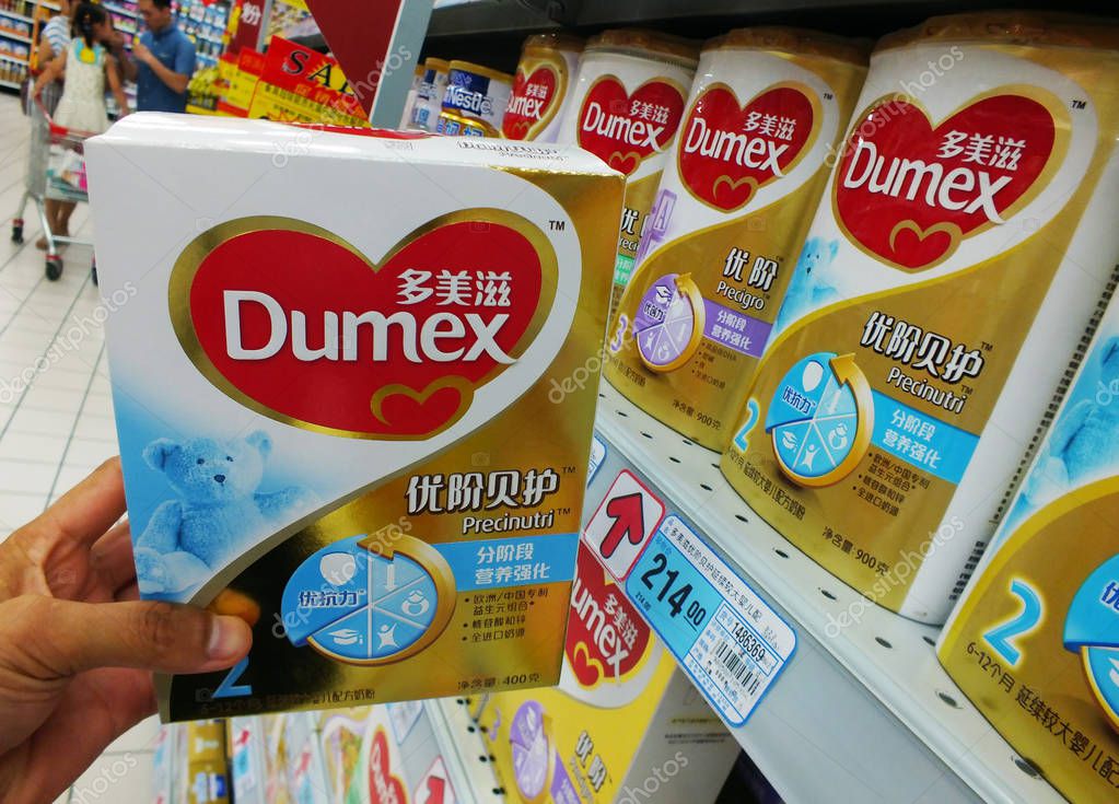 Un cliente compra leche maternizada Dumex de Danone en un supermercado de la ciudad de Yichang ...