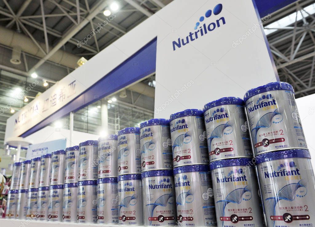 -Cajas de fórmula de bebé Nutricia de Danone se exhiben durante una ...