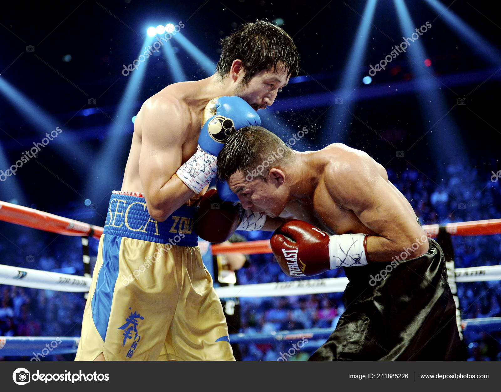 Boxeador Chino Zou Shiming Izquierda Lucha Con Luis Rosa Colombia ...