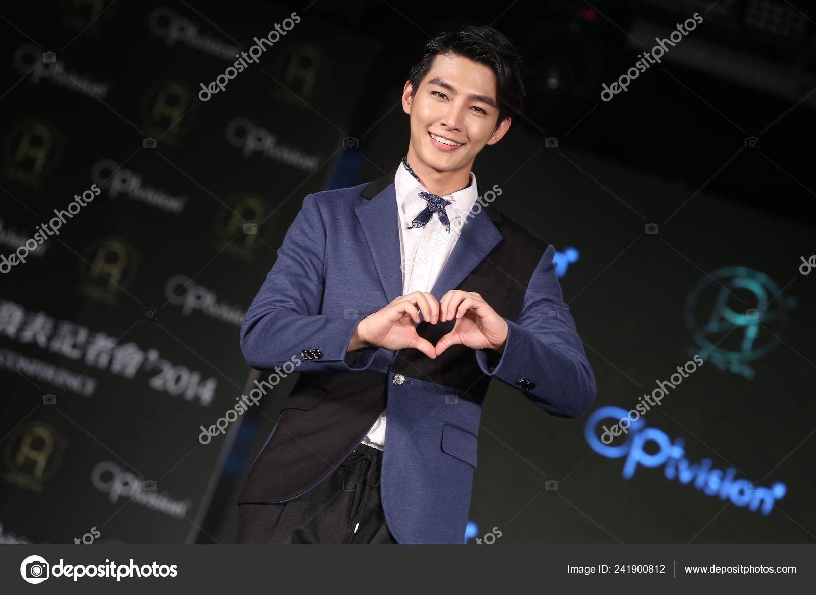 Taiwanese Singer Actor Aaron Yan Poses Press Conference Opt Contact ...