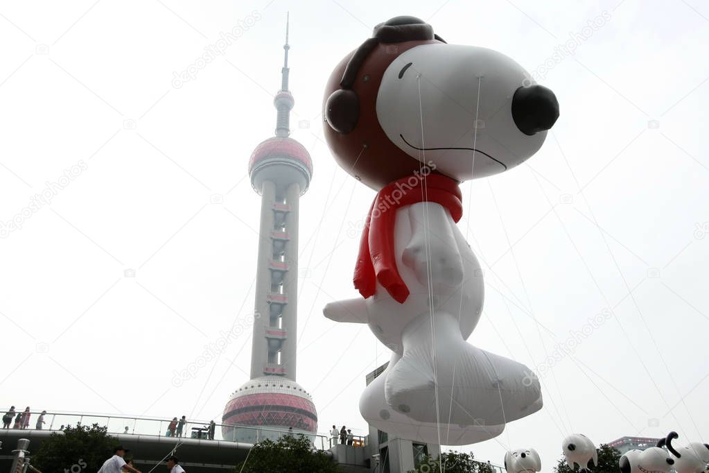 Un globo Snoopy de 8 metros de altura se ve en Shanghai ifc Mall ...