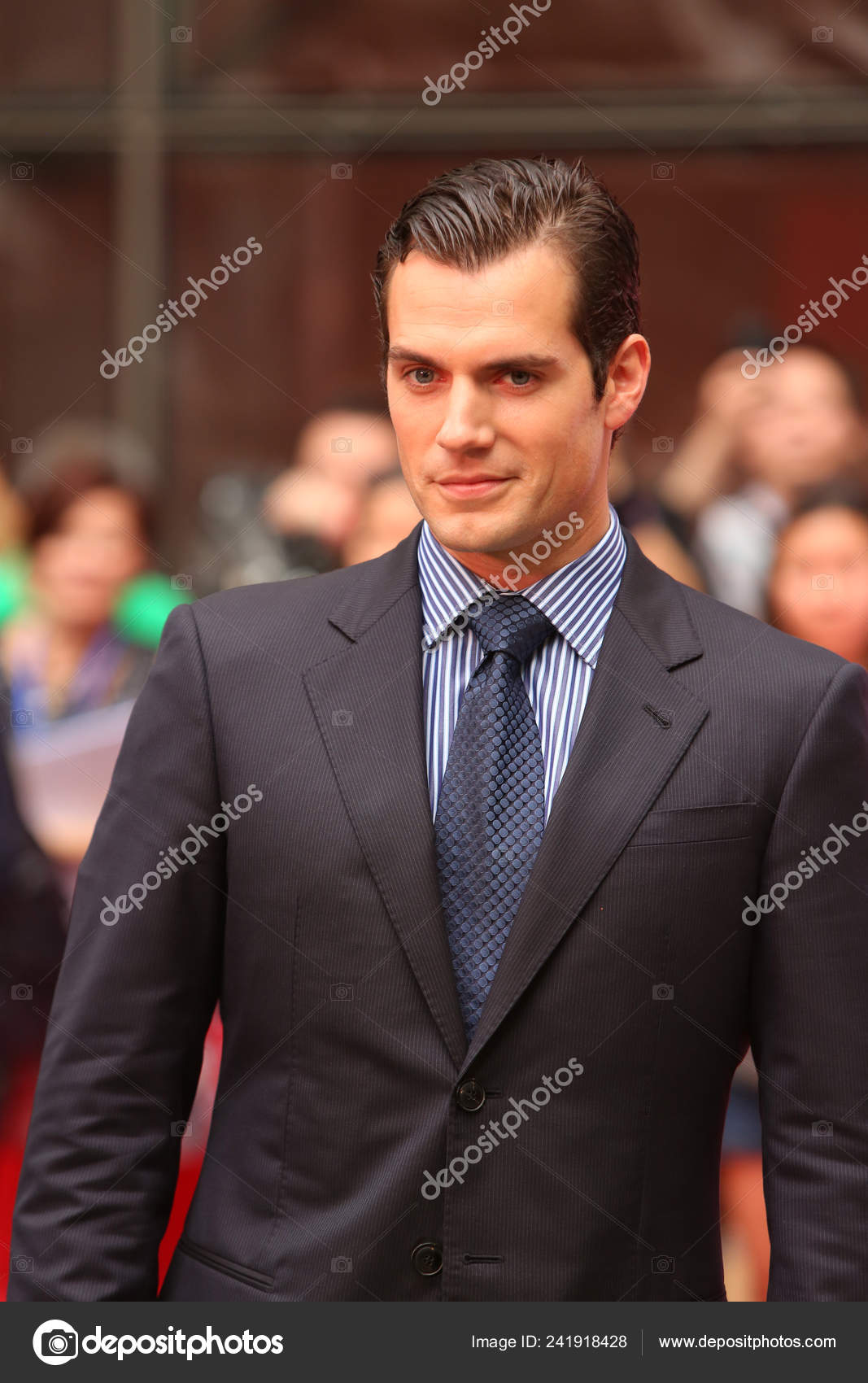 Actor Británico Henry Cavill Posa Mientras Llega Una Conferencia Prensa ...
