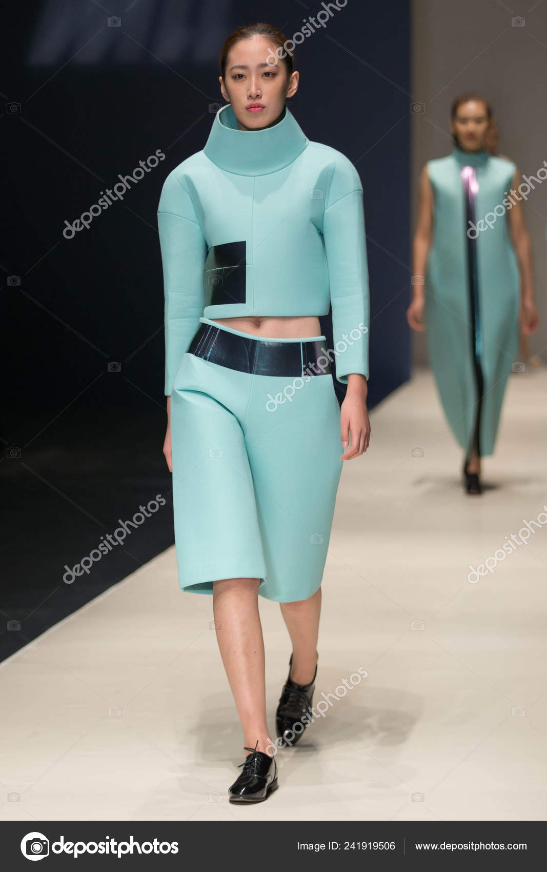 Model Displays Creation Postgraduate Fashion Show Graduation Design ...