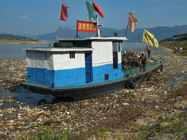 Chinese Workers Clean Trash Floating Yangtze River Three Gorges ...