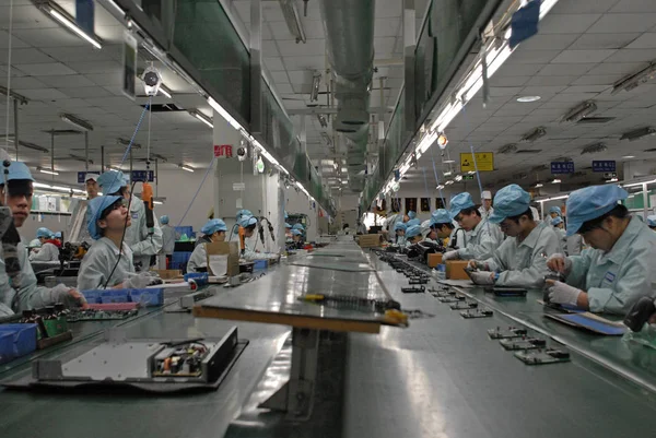 File Chinese Workers Produce Electronic Products Assembly Line Factory Huaying – Stock Editorial ...