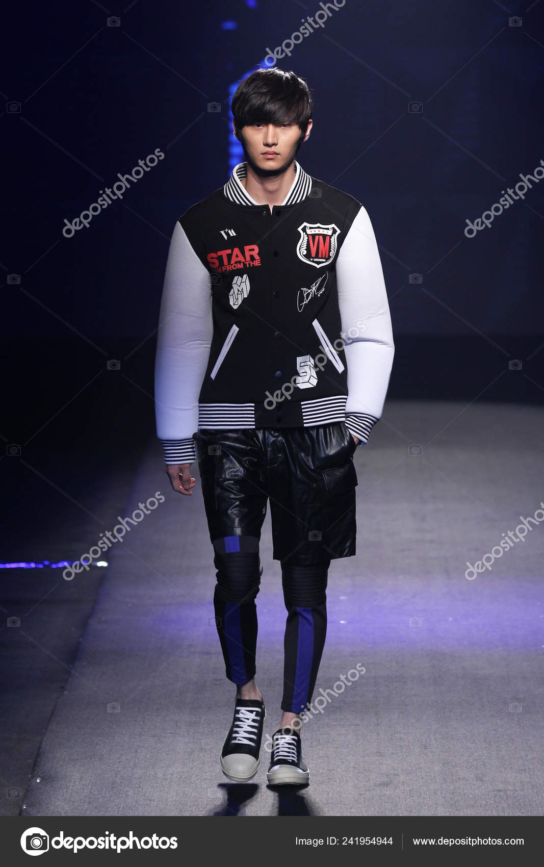 Modelo Muestra Una Nueva Creación Diseñada Por Modelo Actor Surcoreano ...