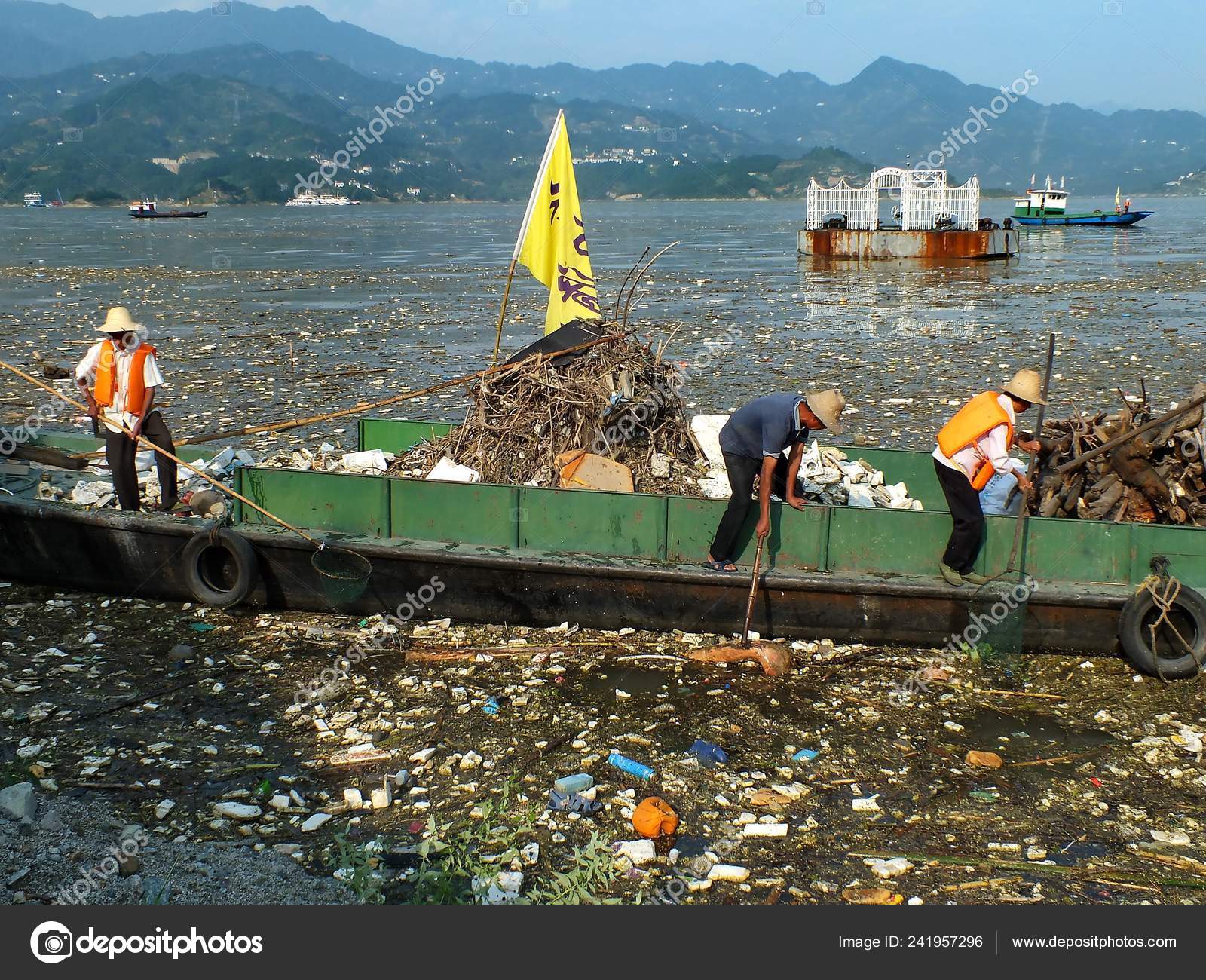 Chinese Workers Collect Garbage Floating Yangtze River Three Gorges ...