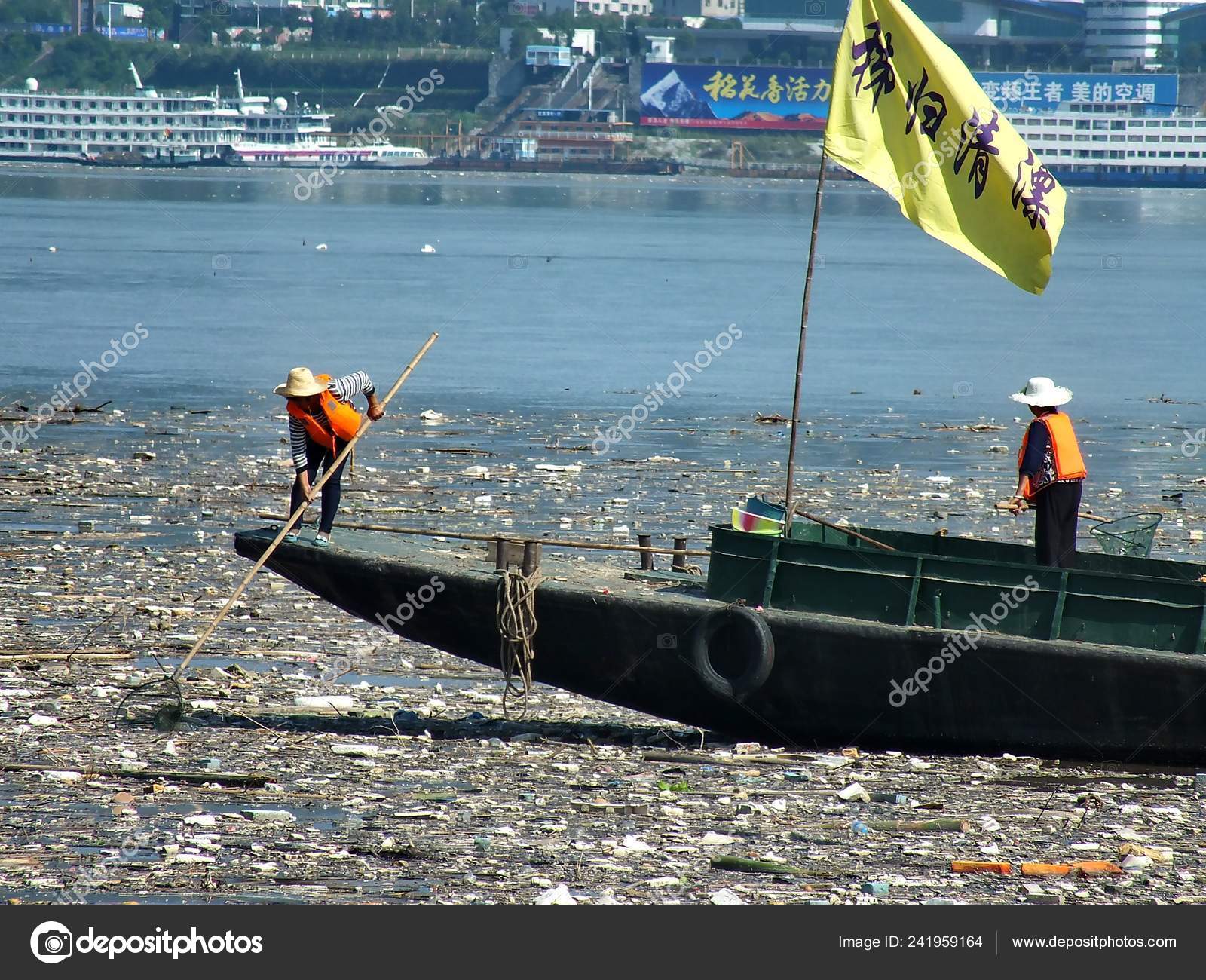 Chinese Workers Collect Garbage Floating Yangtze River Three Gorges ...