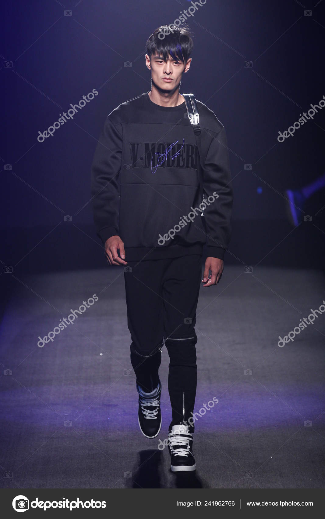 Modelo Muestra Una Nueva Creación Diseñada Por Modelo Actor Surcoreano ...