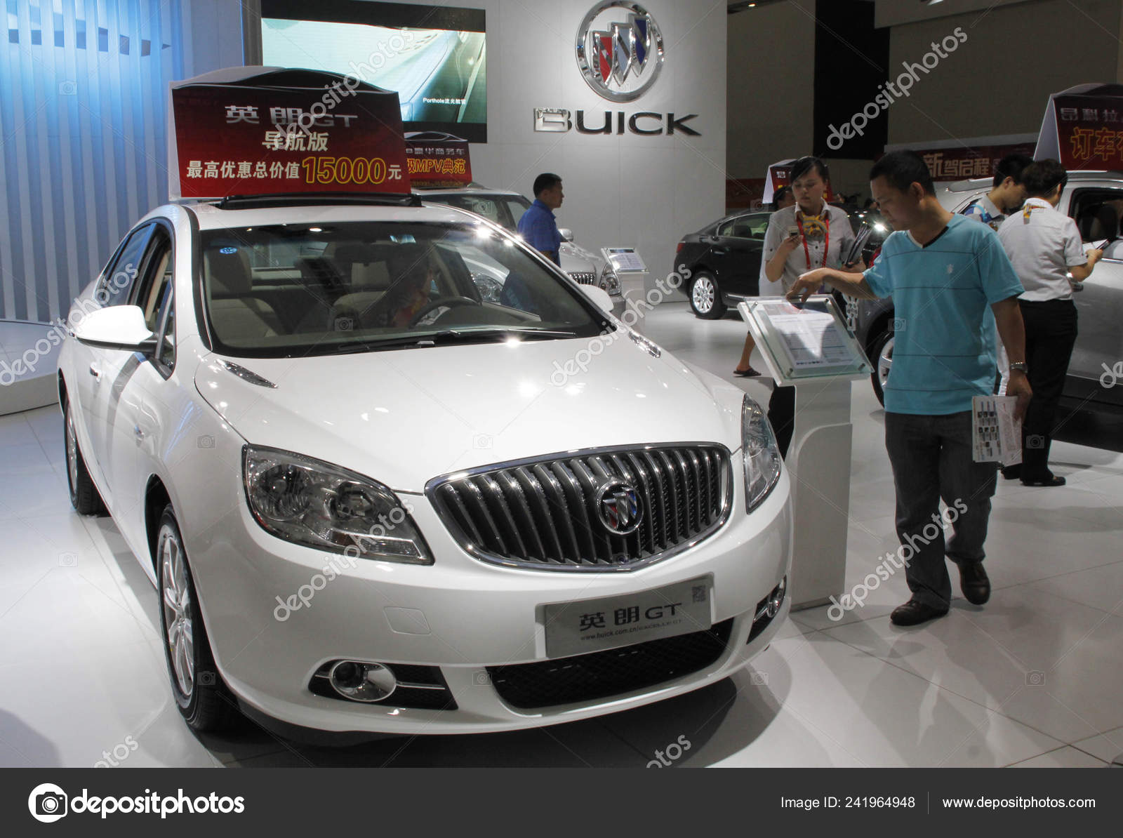 Visitors Look Try Out Buick Excelle Shanghai Joint Venture Saic — Stock Editorial Photo ...