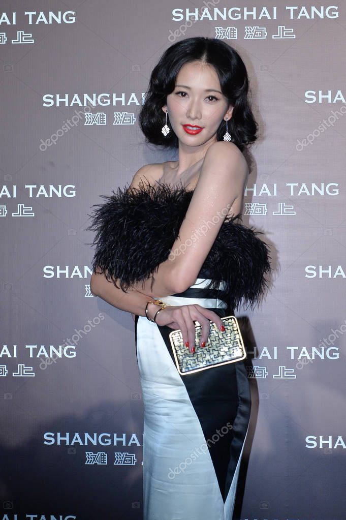 La modelo y actriz taiwanesa Lin Chi-ling posa mientras llega al evento ...