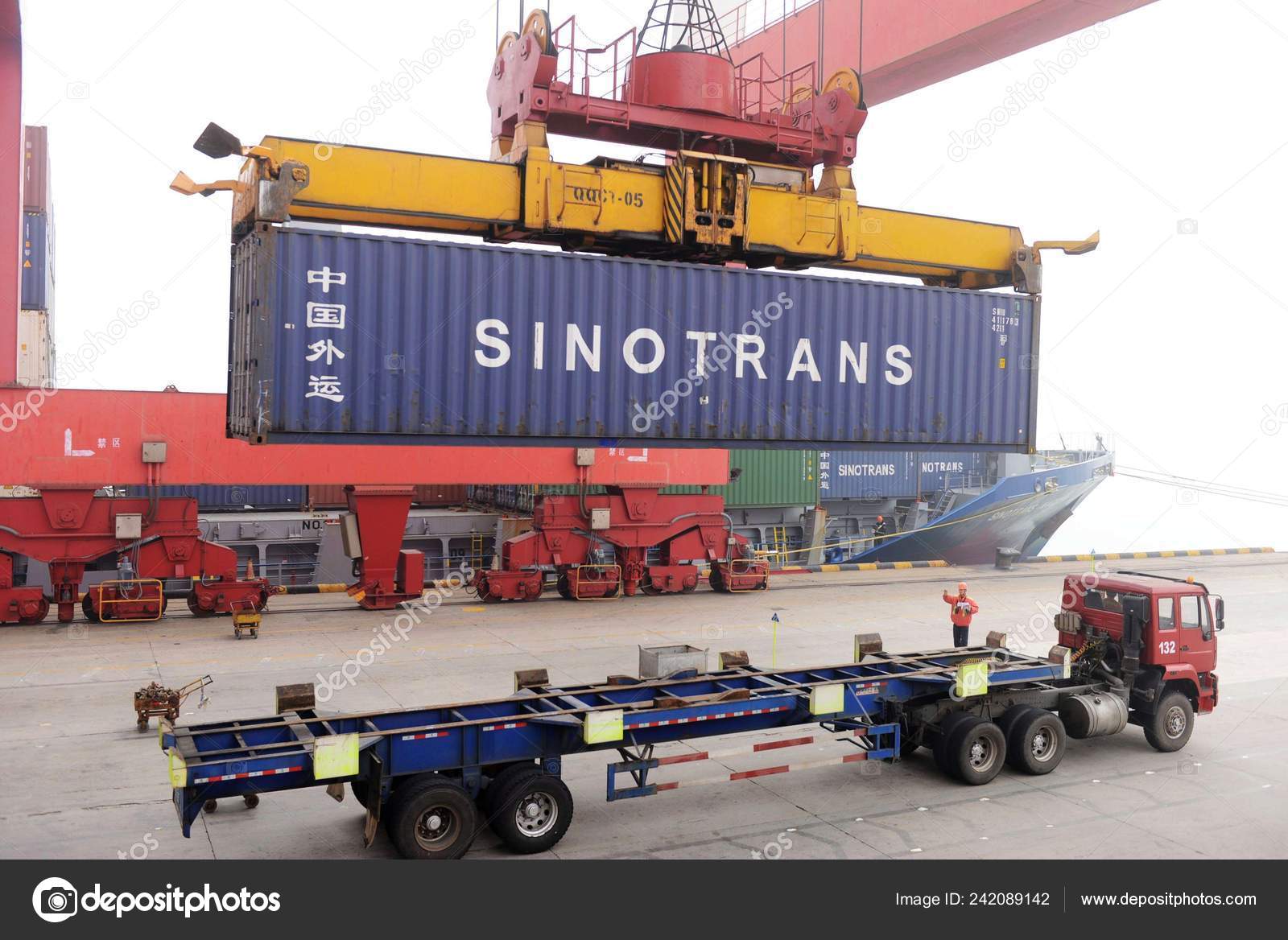 Crane Vehicle Unloads Container Sinotrans Shipped Abroad Truck Port ...