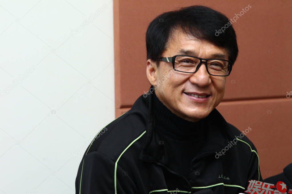 El actor de Hong Kong Jackie Chan sonríe mientras es entrevistado para ...