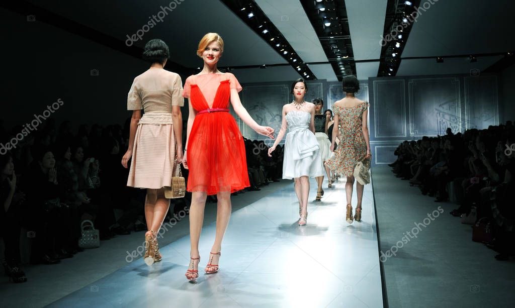 Desfile de modelos para mostrar la nueva colección durante el desfile ...