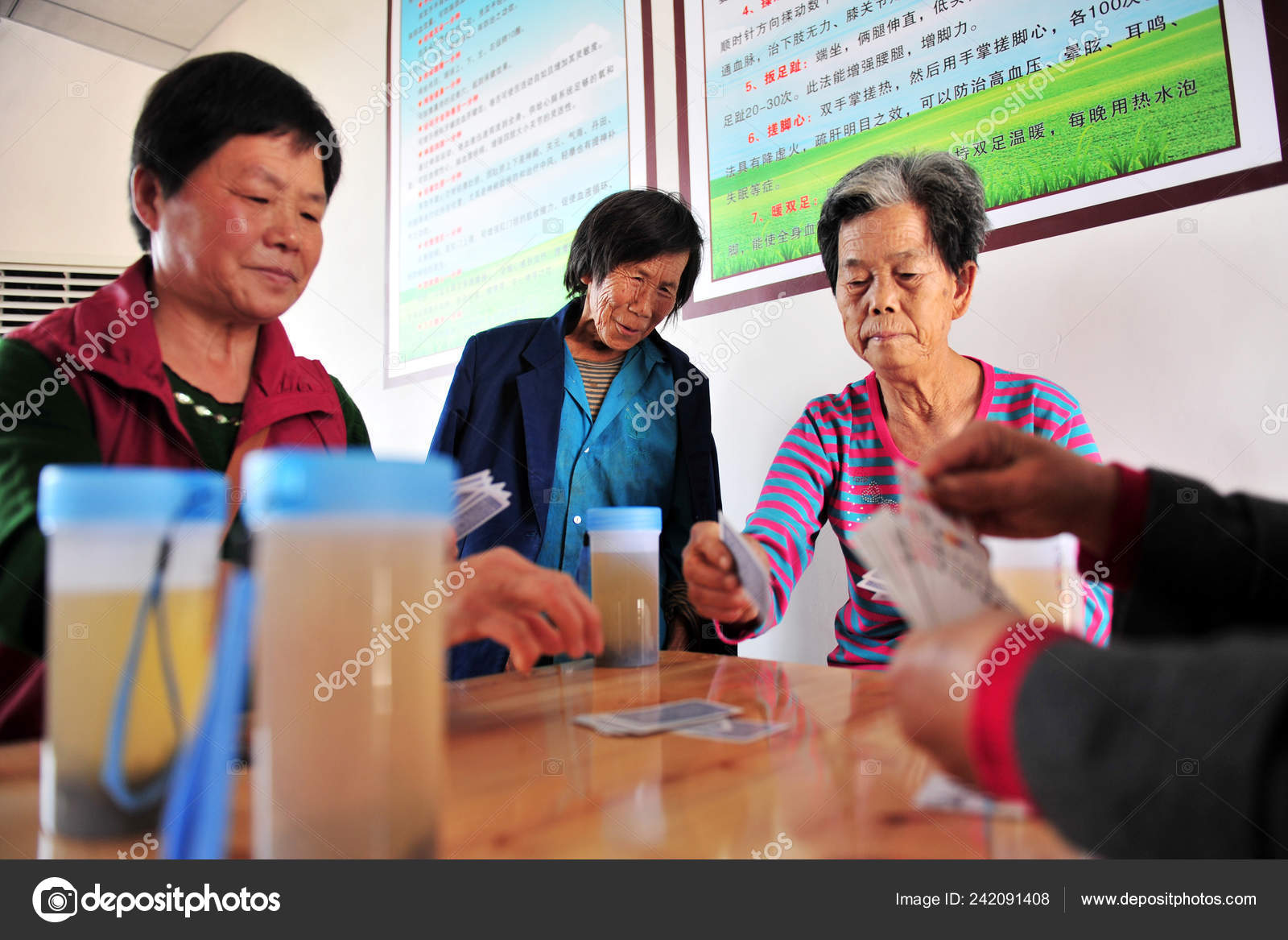 Old People Play Cards Community Activity Center Senior Citizens Yichang ...