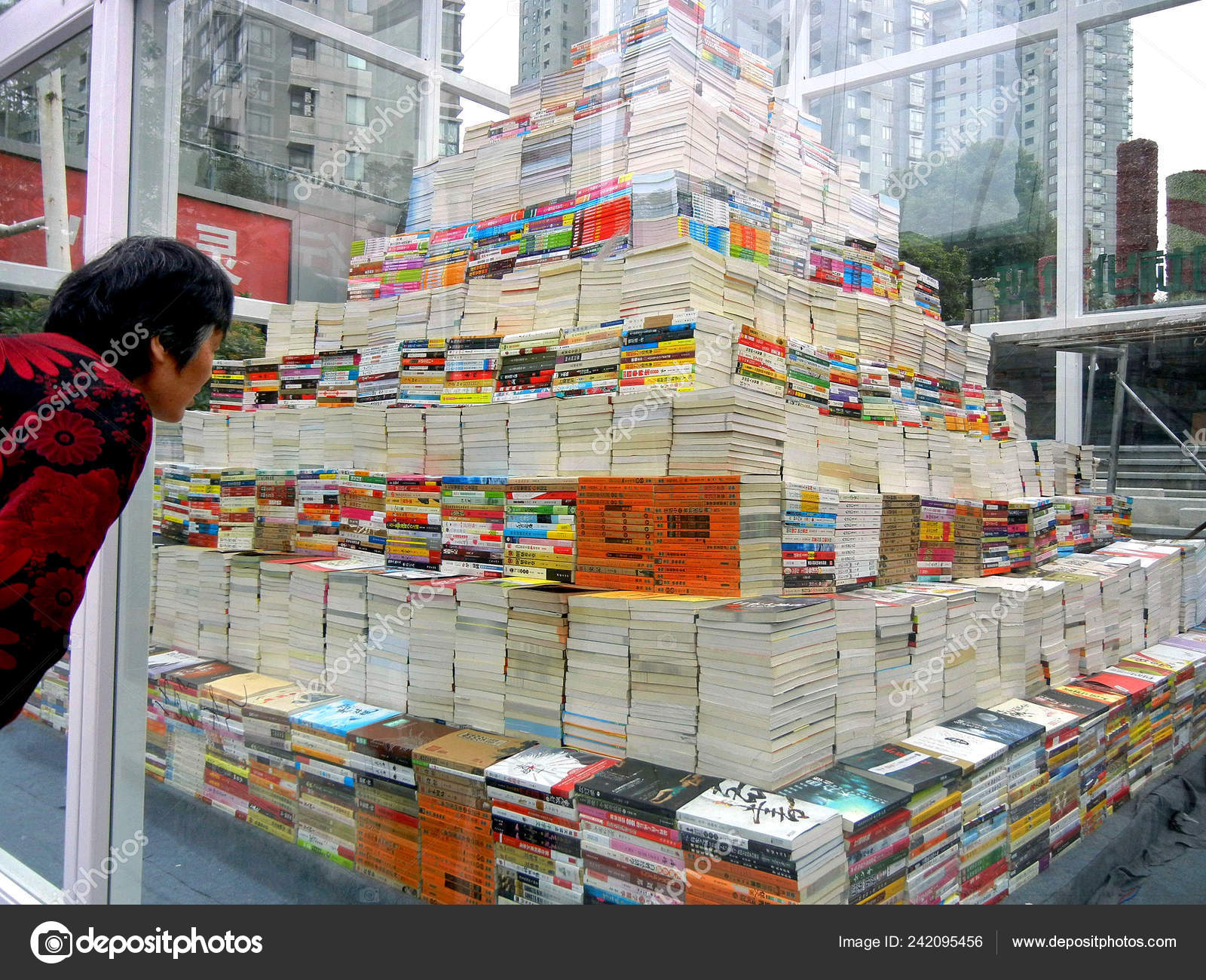 Pedestrian Looks Worlds Biggest Book Tower Made 236 Books Which – Stock ...