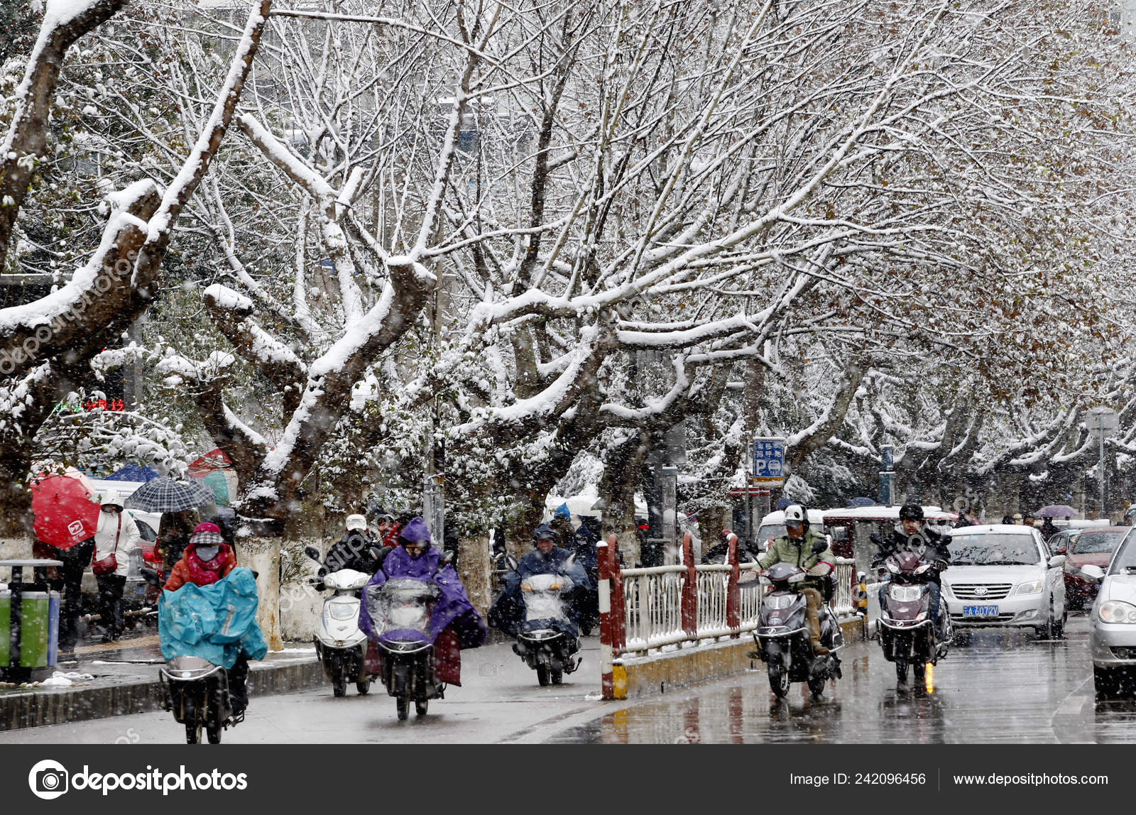 Cyclists Ride Road Heavy Snow Kunming City Southwest Chinas Yunnan ...