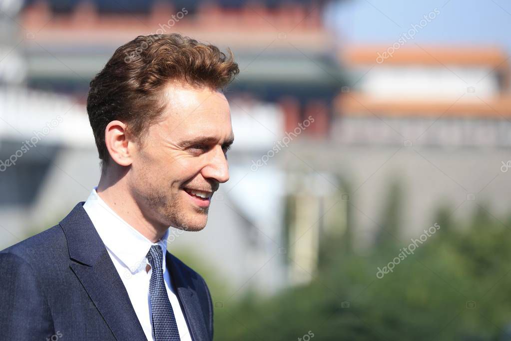 El actor inglés Tom Hiddleston sonríe durante una photocall para ...