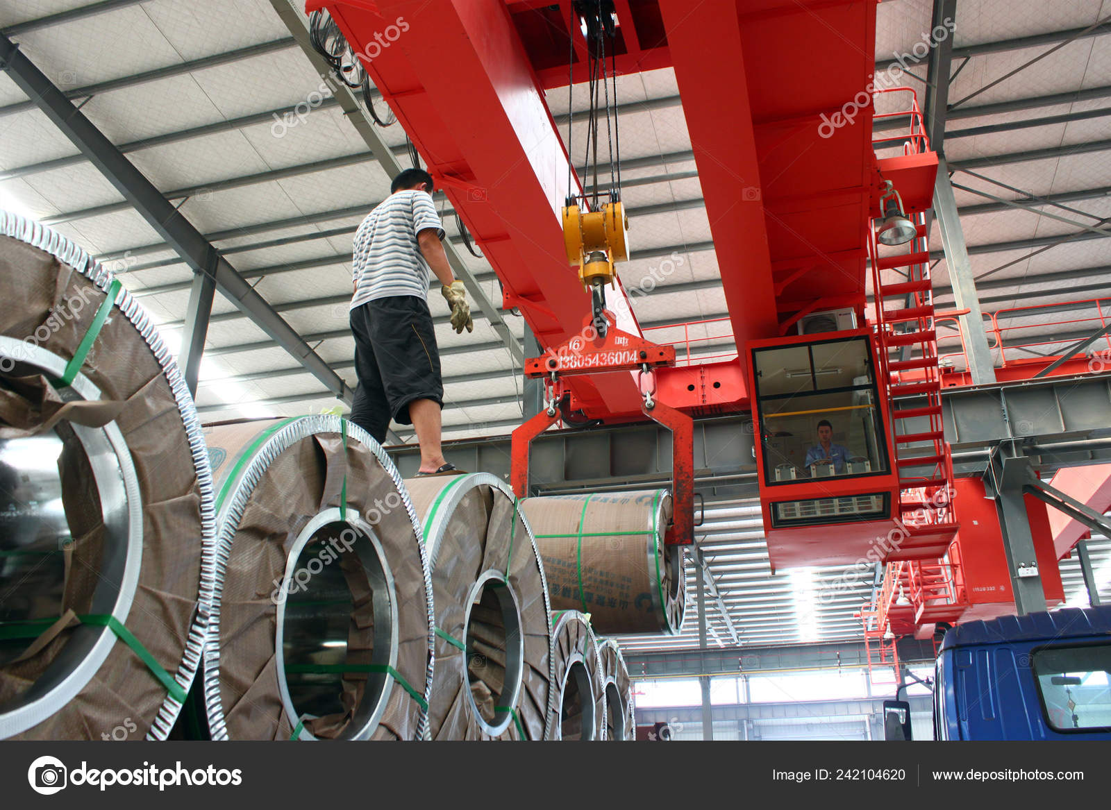 Chinese Workers Load Steel Plates Truck Warehouse Jinan East Chinas ...