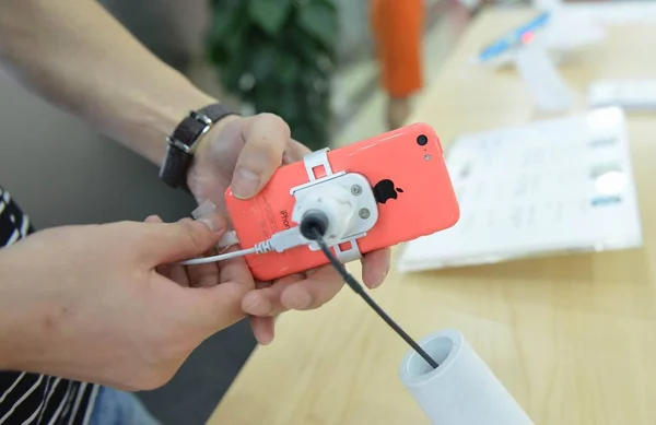 Iphone repair table Stock Photos, Royalty Free Iphone repair table ...