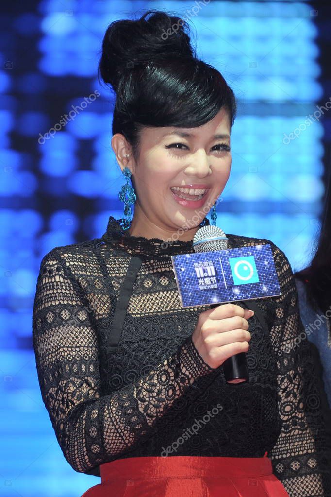 La actriz japonesa Aoi Sora o Aoi Sola reacciona en una celebración por ...