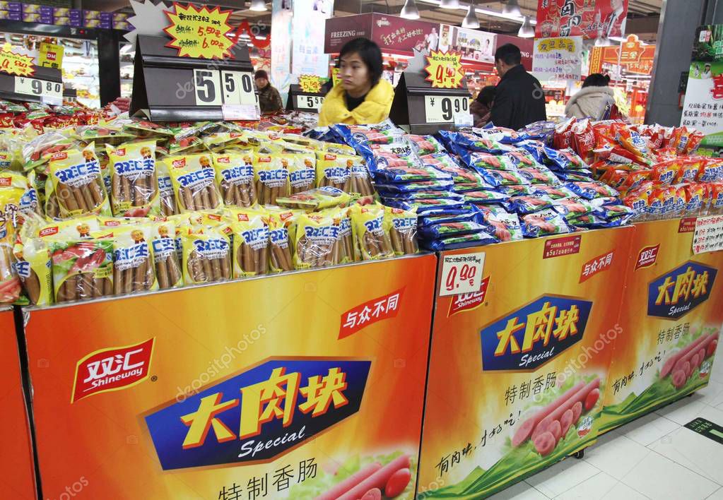 Un cliente pasa por el mostrador del Grupo Shineway, también conocido ...