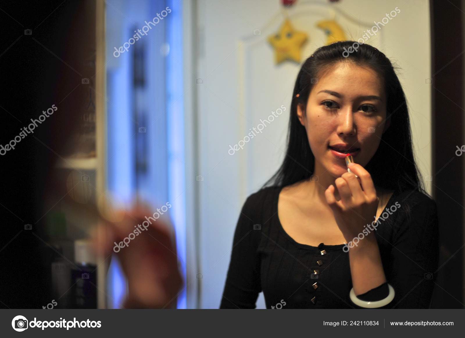 Chinese Model Chen Zijia Colors Her Lips Lipstick Home Going — Stock ...