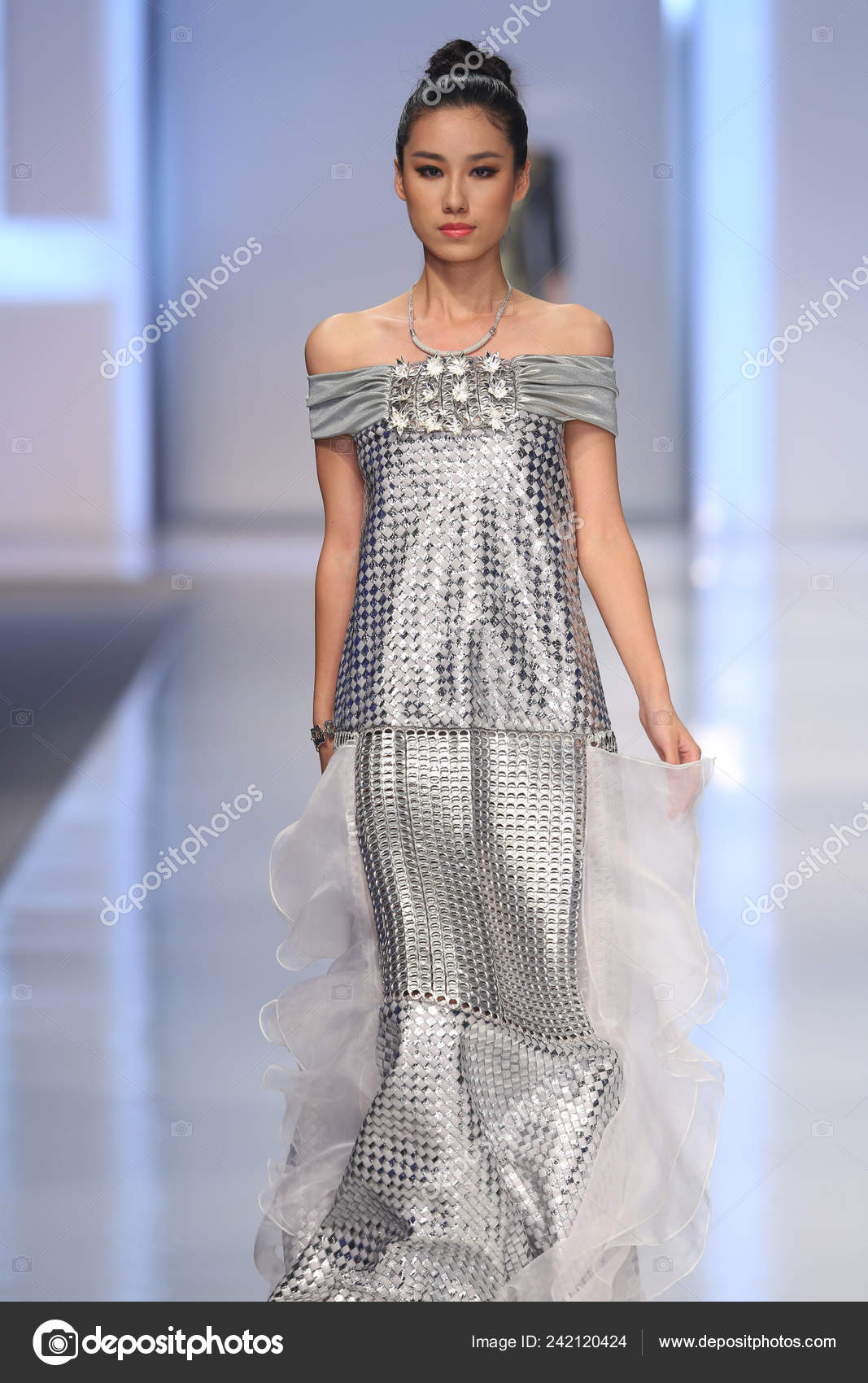 Modelo Muestra Una Nueva Creación Los Hermanos Diseñadores Chinos ...