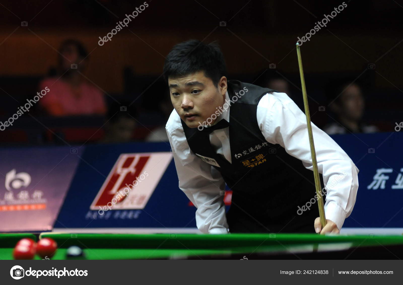 Chinese Snooker Player Ding Junhui Considers Shot Shaun Murphy England ...