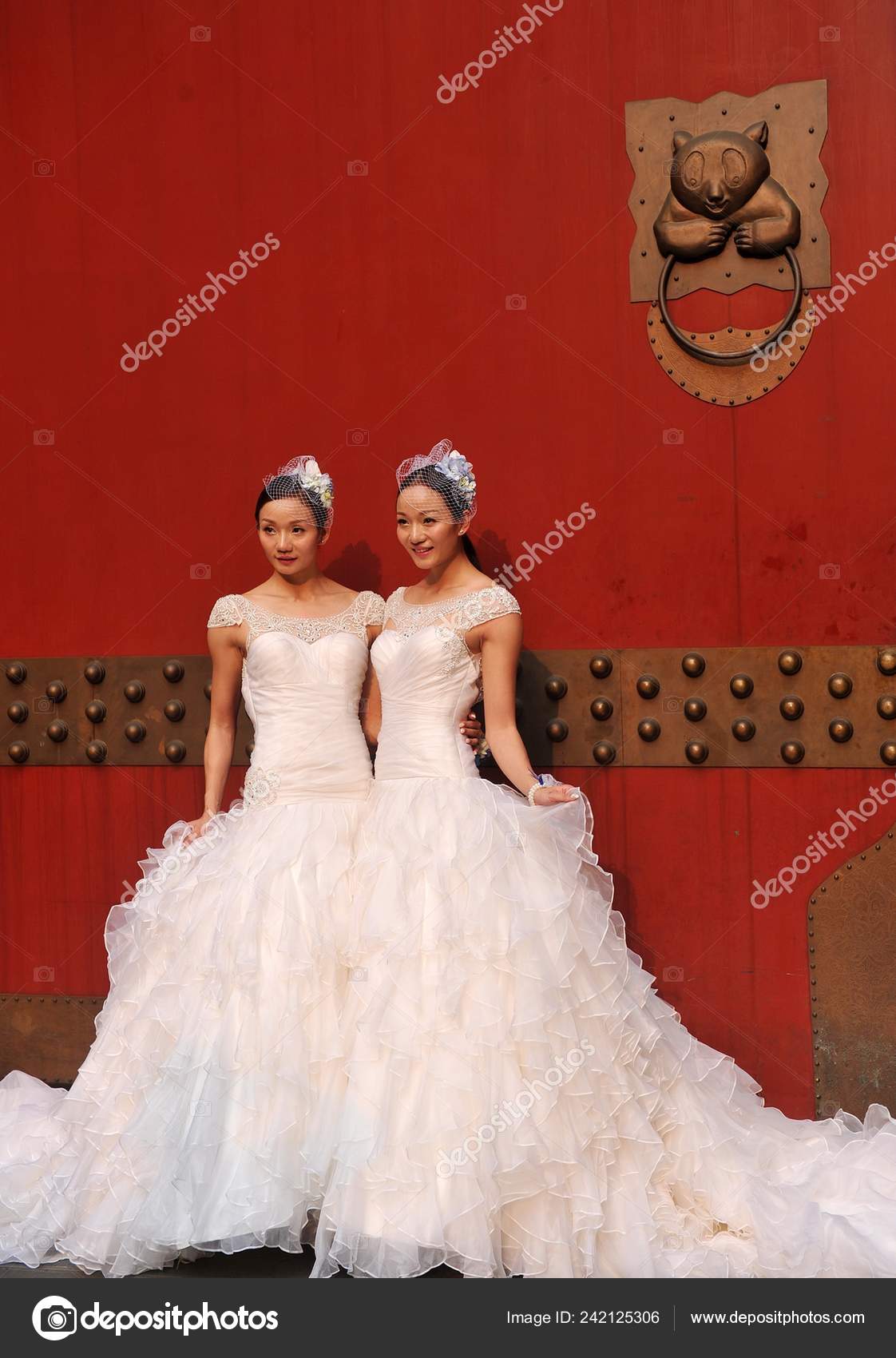 Chinas Synchronized Swimming Twins Pose Marriage Day Chengdu Southwest ...